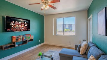 Apartamento premier, 1 quarto, para não fumantes, vista para a piscina | Área de estar | Smart TV 55 polegadas com canais digitais