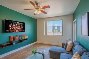 Apartamento Premier, 1 quarto, não fumadores, vista para a piscina | Sala de estar | Smart TV de 55 polegadas com canais digitais