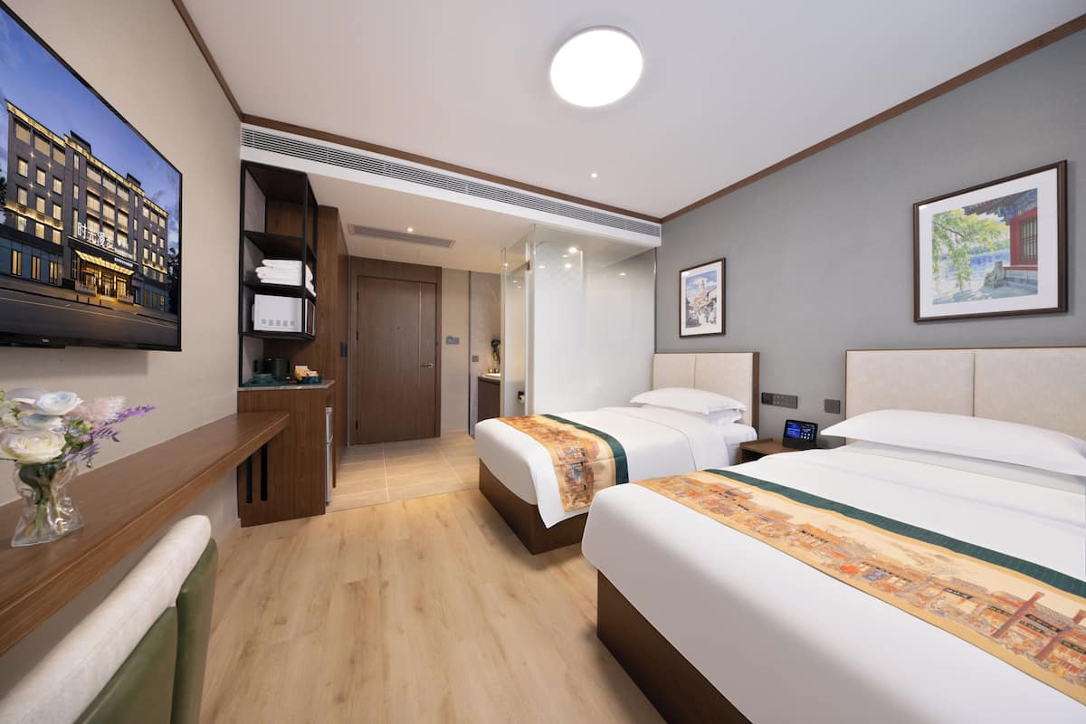 Quarto Twin Standard | Roupa de alta qualidade, camas de colchão pillowtop, minibar grátis