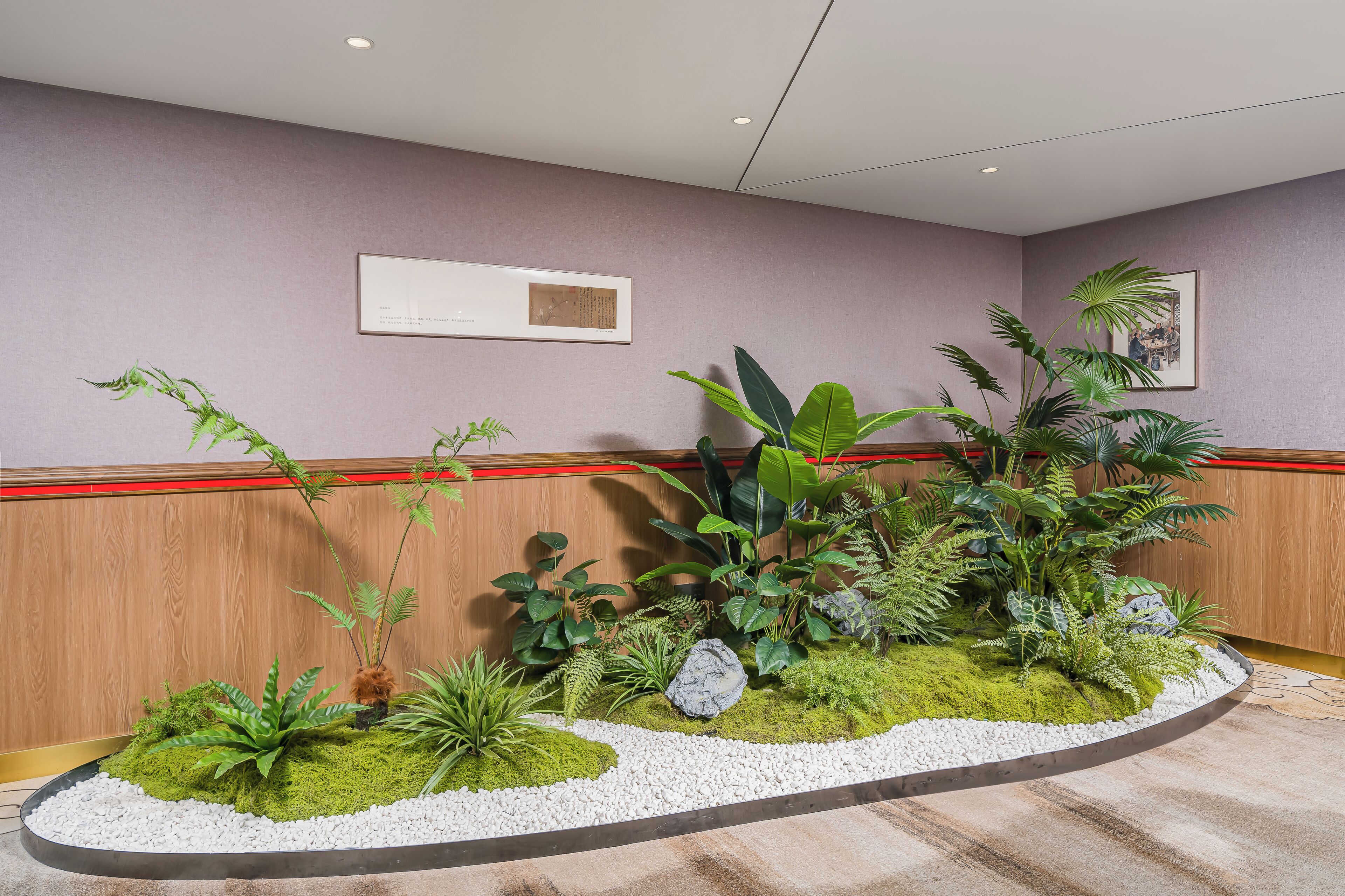 Quarto com parede de destaque em madeira, um certificado emoldurado e diversos vasos de plantas dispostos em círculo.
