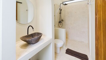 Quarto Duplo Deluxe | Casa de banho | Um polibã, toalhas fornecidas, sabão, champô 