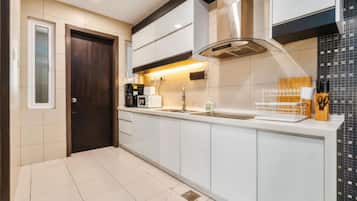 Apartamento Superior, 4 quartos, varanda, Vista para a cidade | Cozinha privada | Um frigorífico, um micro-ondas, uma placa de cozinha
