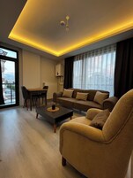 Apartamento Económico em Condomínio Fechado, 1 cama queen-size e sofá-cama, cozinha | Sala de estar | Smart TV de 32 polegadas com canais digitais 