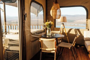 Barraca com design assinado | Área de estar | Lareira