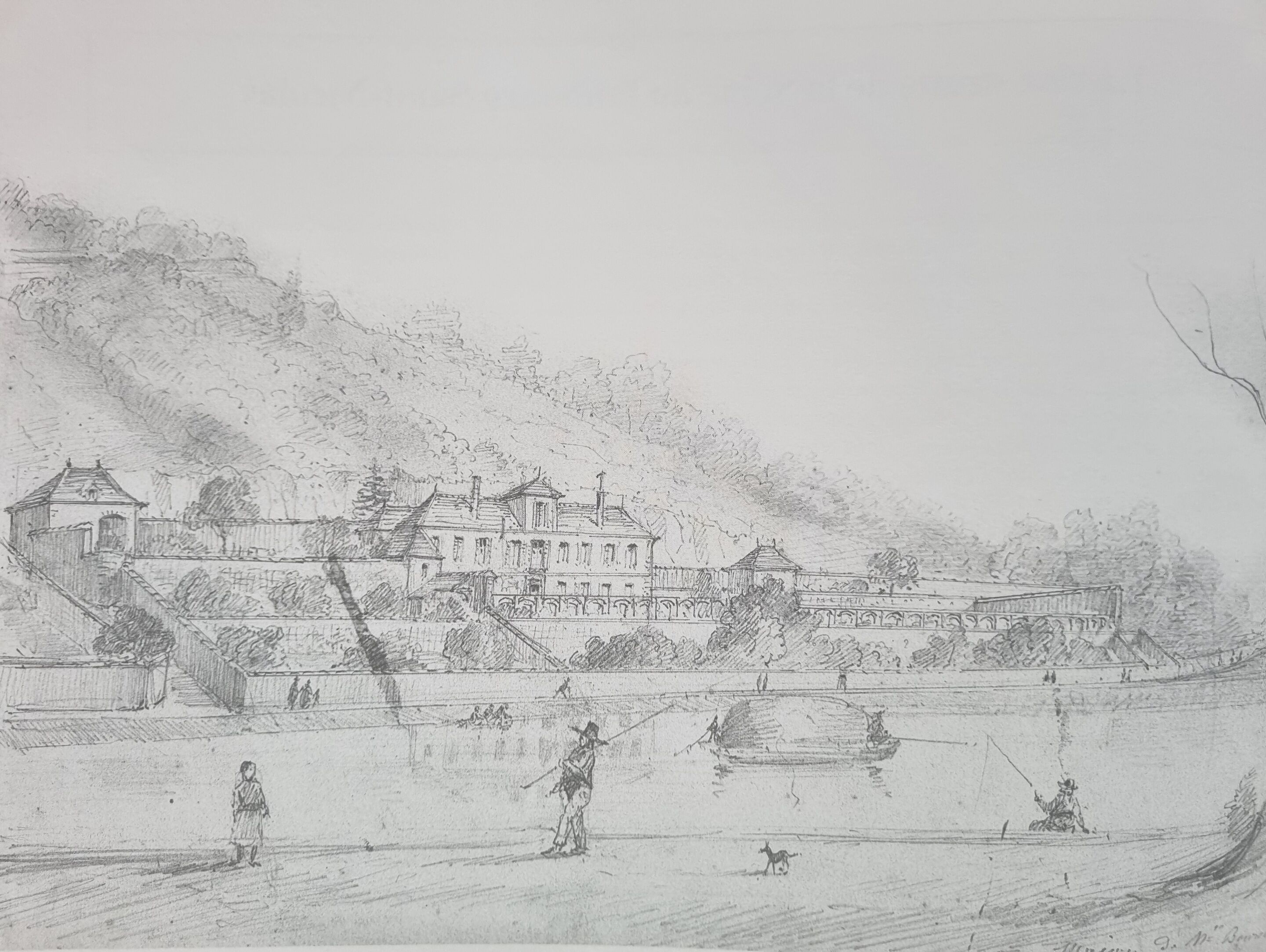 Desenho a lápis detalhado de uma paisagem ribeirinha com edifícios, barcos e pessoas.