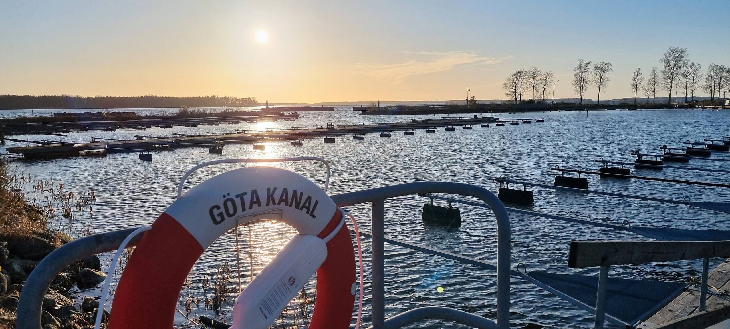 Uma via navegável com barcos e uma boia salva-vidas com a inscrição "GÖTA KANAL".