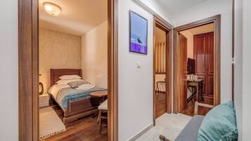 Apartamento luxo, vista para a cidade | Cofres nos quartos, quartos à prova de som, Wi-Fi de cortesia
