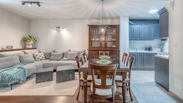 Apartamento luxo, vista para a cidade | Sala de jantar