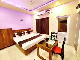 Quarto casal luxo, várias camas, ar-condicionado | Roupas de cama antialérgicas, escrivaninha, Wi-Fi de cortesia