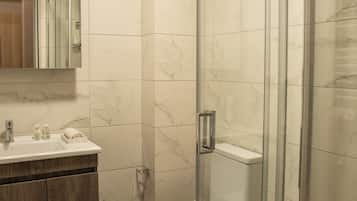 Quarto casal superior | Banheiro | Chuveiro, produtos de toalete grátis, secador de cabelo, chinelos