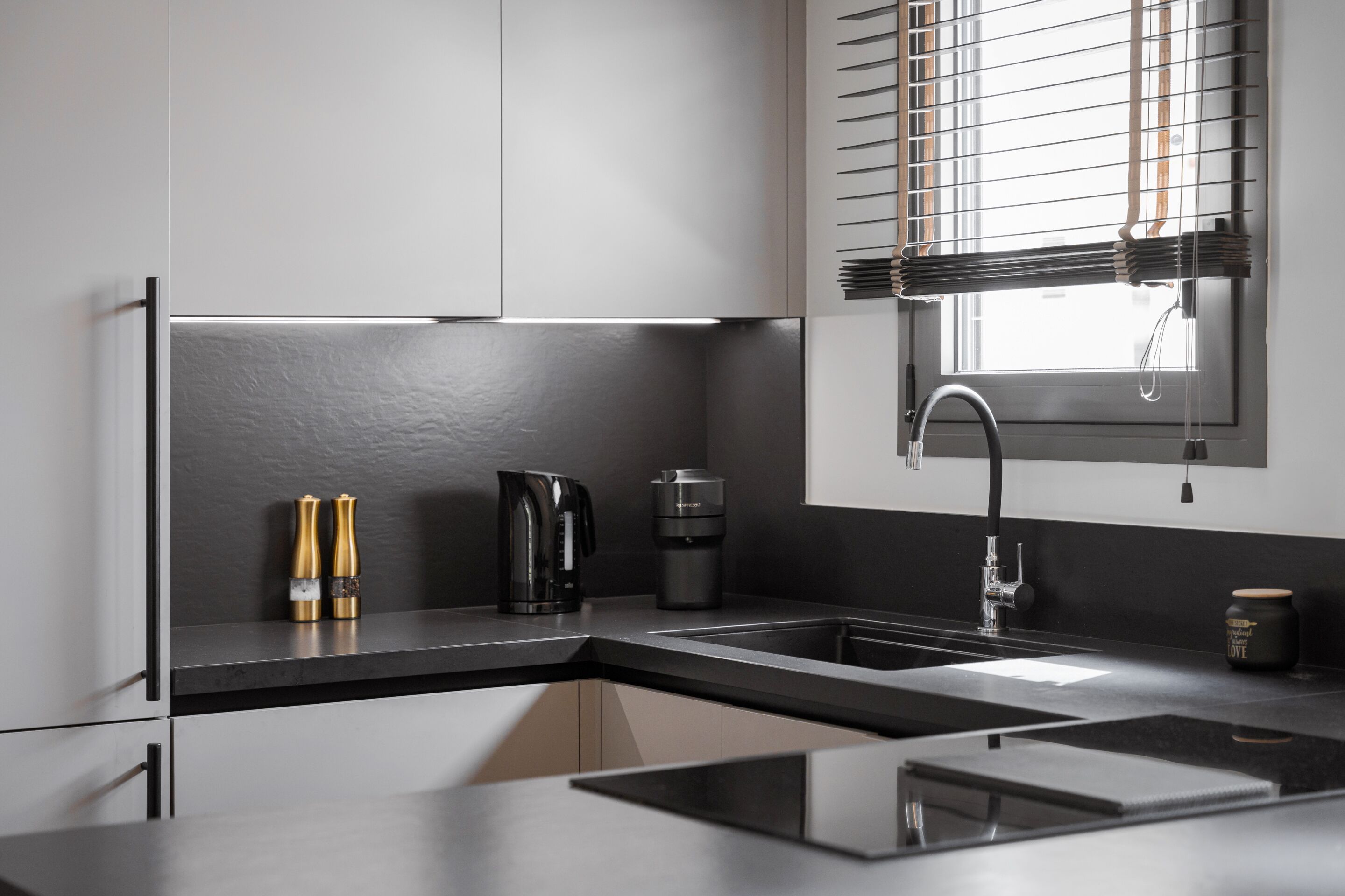 Apartamento Deluxe | Cozinha privada | Um frigorífico/congelador grande, um micro-ondas, um forno 