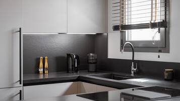 Apartamento luxo | Cozinha privada | Geladeira grande, micro-ondas, fogão, cooktop