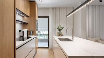 Apartamento Deluxe | Cozinha privada | Um frigorífico/congelador grande, um micro-ondas, um forno
