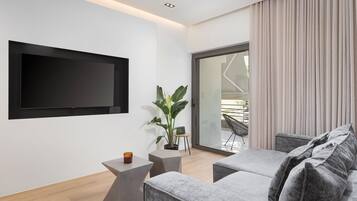 Apartamento Deluxe | Sala | Smart TV de 65 polegadas com canais digitais