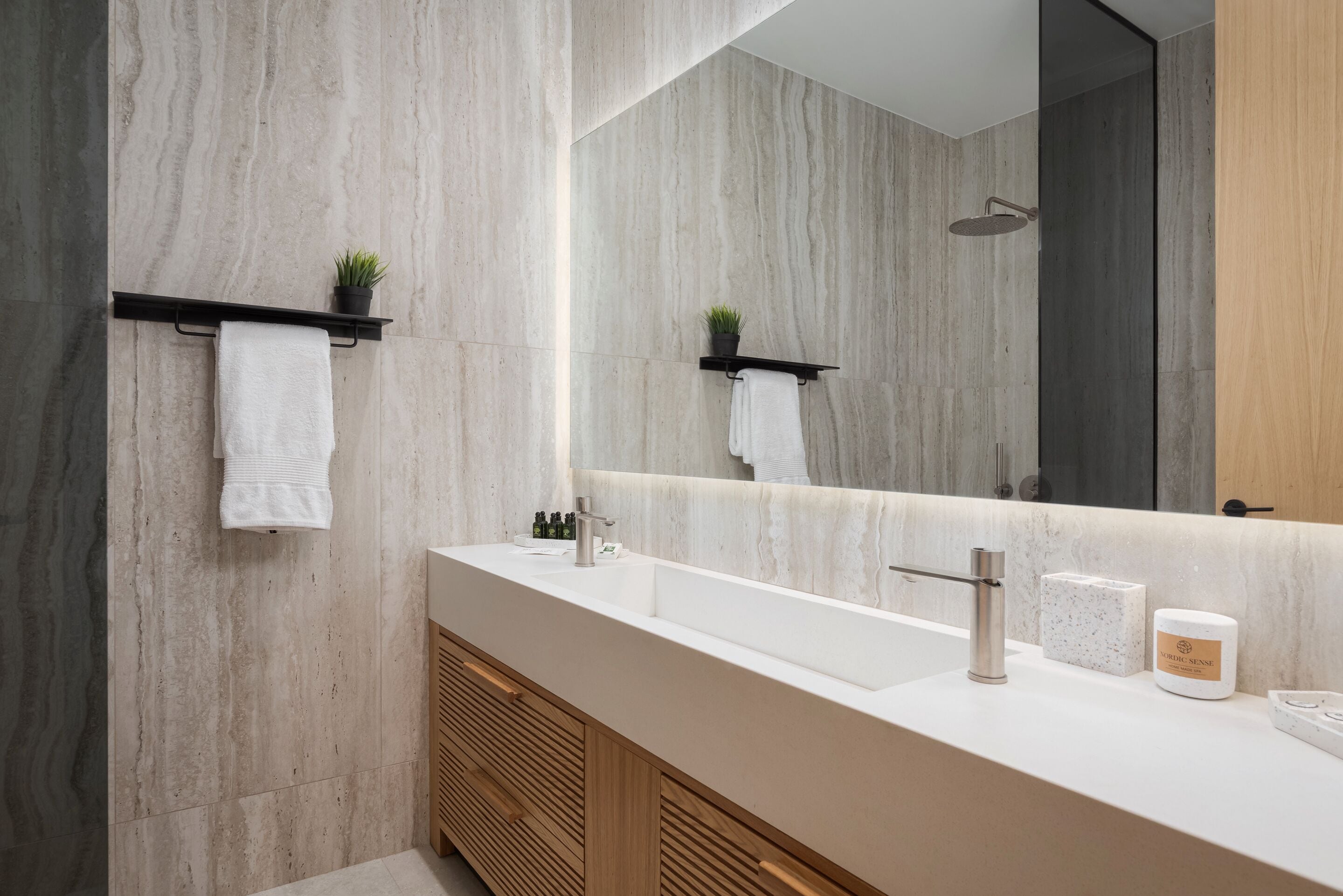 Apartamento Deluxe | Casa de banho | Um polibã, um chuveiro fixo, artigos de higiene ecológicos 