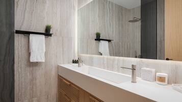 Apartamento luxo | Banheiro | Chuveiro, chuveiro com efeito de chuva