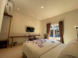 Quarto Deluxe, vista para a piscina | Cofre no quarto, secretária 