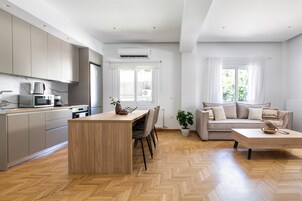 Apartamento, 2 quartos, sacada, vista para a cidade | Sala de estar | Smart TV 51 polegadas com canais digitais, serviços de streaming