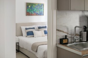 Apartamento, 2 quartos, sacada, vista para a cidade | Escrivaninha, espaço de trabalho para notebook, cortinas blackout