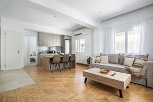 Apartamento, 2 quartos, sacada, vista para a cidade | Sala de estar | Smart TV 51 polegadas com canais digitais, serviços de streaming