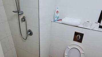 Suíte família | Banheiro | Chuveiro, produtos de toalete grátis, toalhas de banho, sabonete