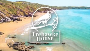 Paisagem costeira com o logotipo da Trehawke House.