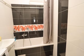 Secador de cabelo, toalhas de banho, sabonete, shampoo