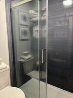Casa de banho | Um secador de cabelo, toalhas fornecidas, sabão, champô 