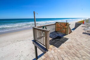 Apartamento em Condomínio Fechado, várias camas (Surfside 219) | Praia