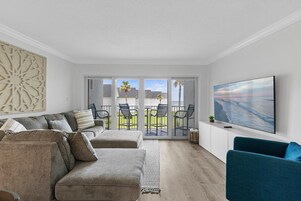 Apartamento em Condomínio Fechado, várias camas (Surfside 219) | Sala de estar
