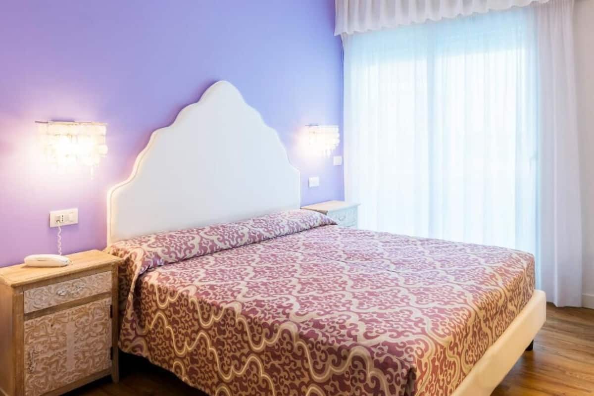 Quarto casal clássico, sacada | Cofres nos quartos, quartos à prova de som, Wi-Fi de cortesia