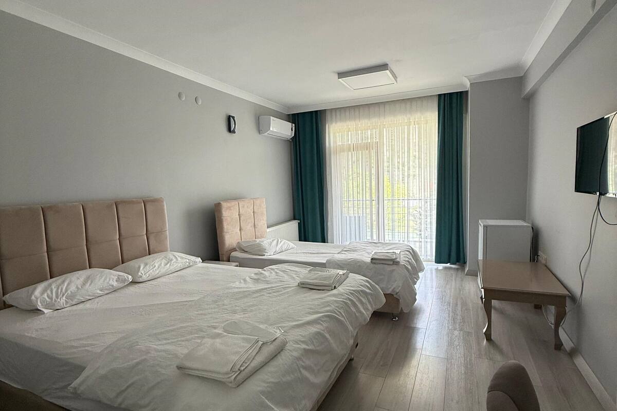 Quarto, vista para a montanha | Secretária, secretária adequada para computadores portáteis 