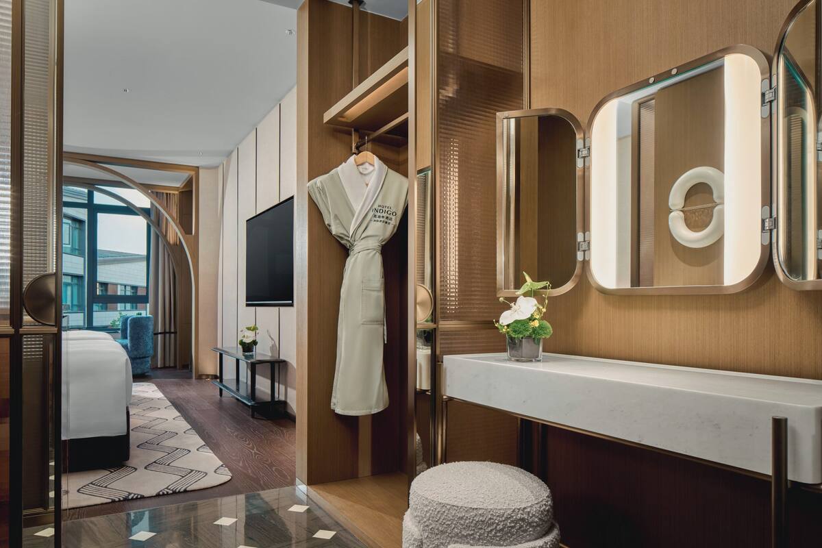 EdredÔes de penas, minibar, cofre no quarto, cortinas/cortinados opacos