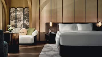Edredões de penas, minibar, cofre no quarto, cortinas/cortinados opacos
