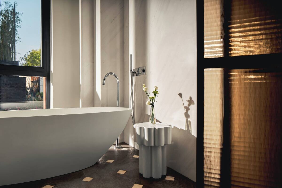 Suite, 1 quarto | Casa de banho | Produtos de higiene exclusivos, um secador de cabelo, roupÔes, chinelos