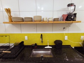 Apartamento | Cozinha privada | Um frigorífico, um micro-ondas, um forno, uma placa de cozinha