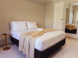 Apartamento | Roupas de cama antialérgicas, cortinas blackout, Wi-Fi de cortesia