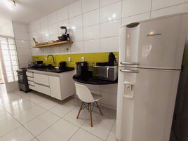 Apartamento | Cozinha privada | Geladeira, micro-ondas, fogão, cooktop