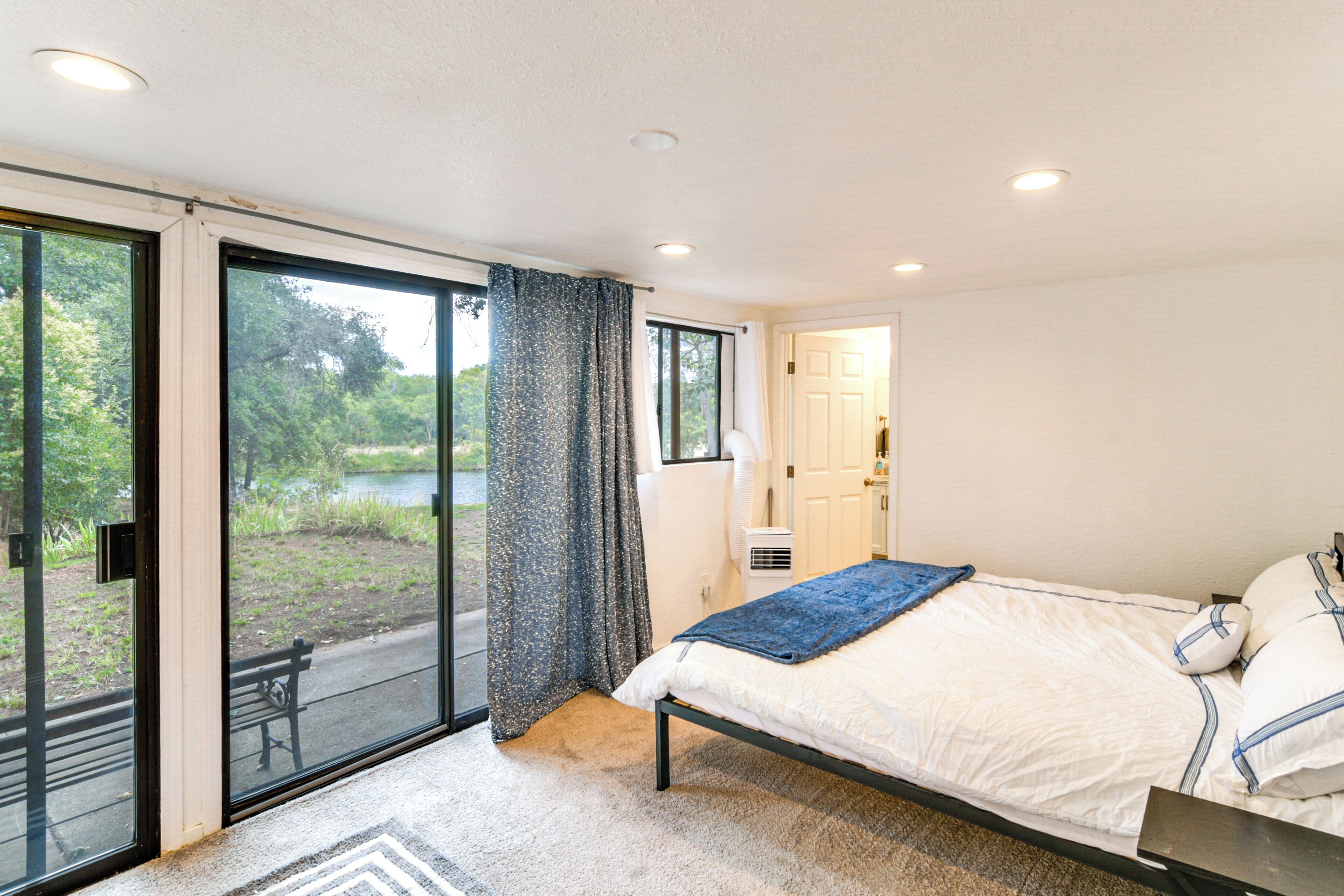 5 Mi To Lake Oroville: Huge Riverfront Home! - Feather Falls Casino & Lodge