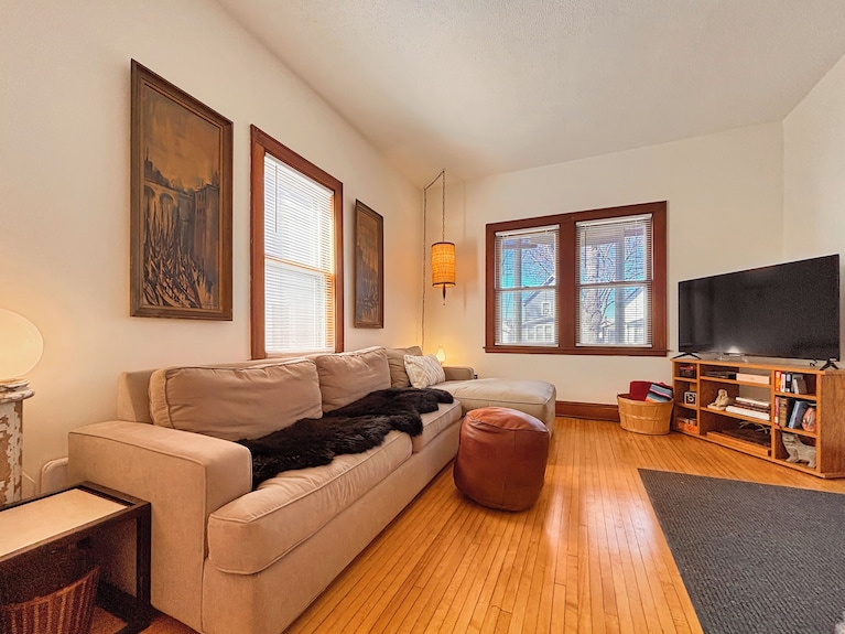 Central 2 Bedroom 1 Bath In The Heart Of The Desirable Northeast Art District - Minneapolis, MN