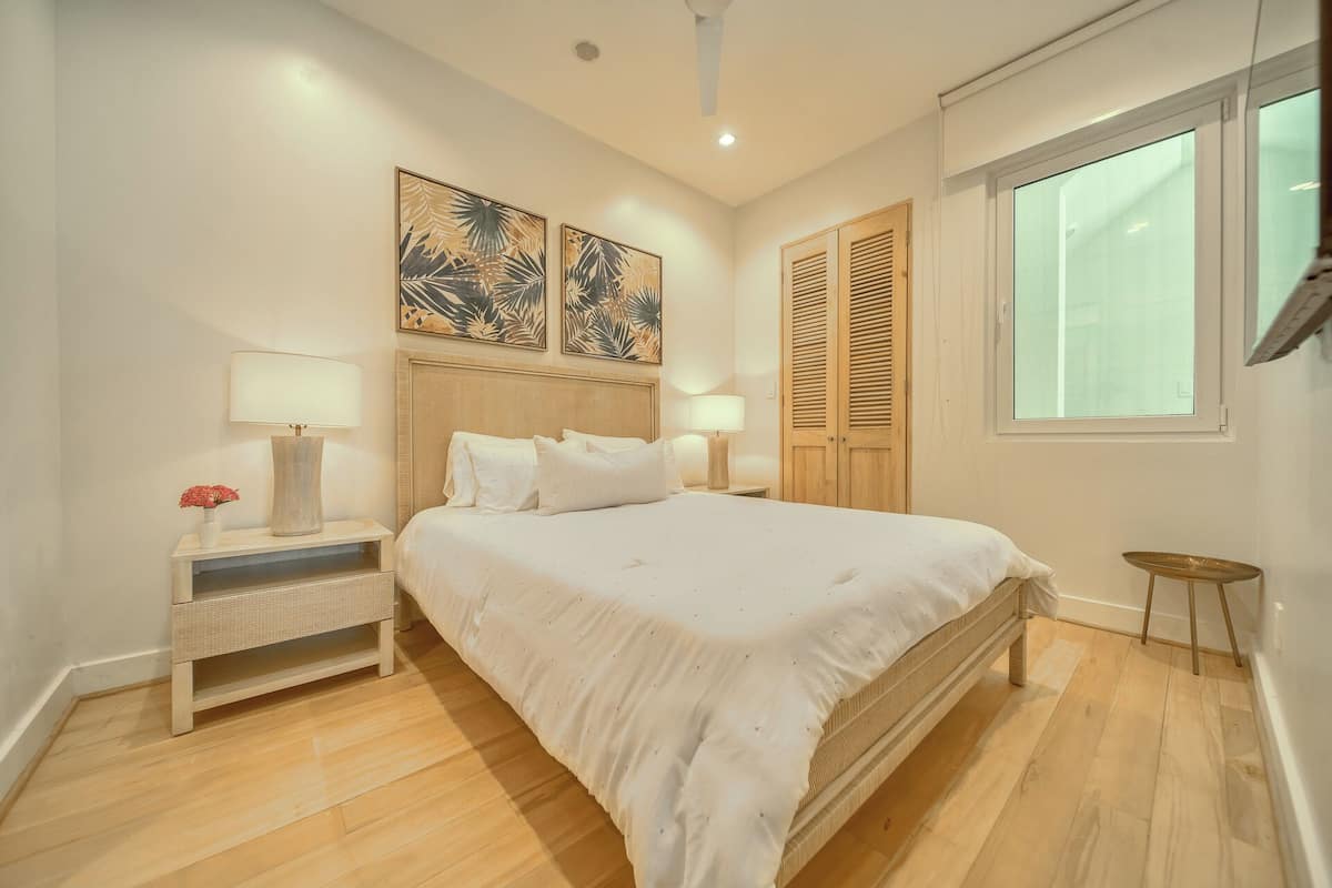 Condo superluxo, 2 quartos | Cofres nos quartos, cortinas blackout, ferros/tábuas de passar roupa