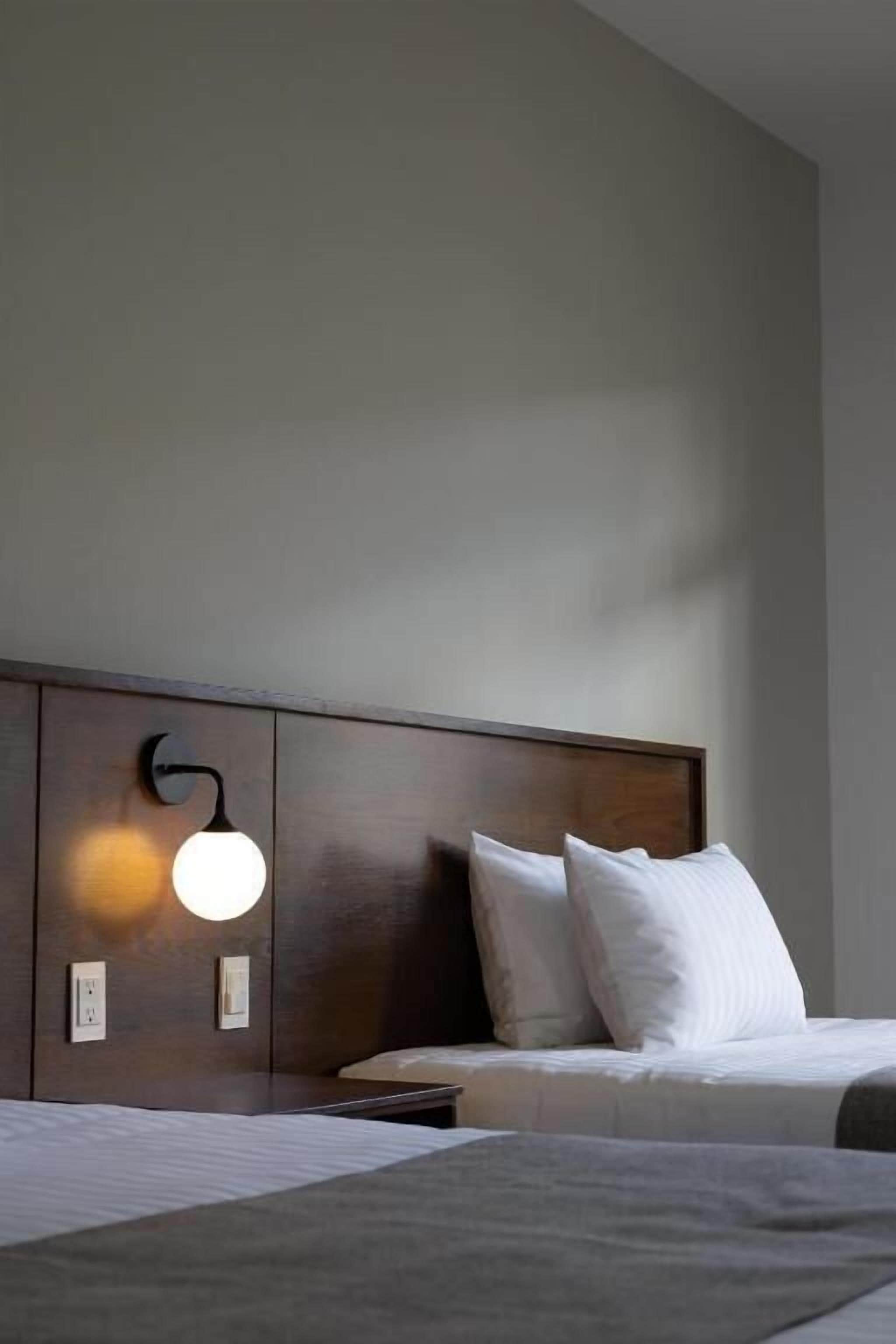 Quarto Duplo Deluxe, vista para o pátio | Secretária, secretária adequada para computadores portáteis 