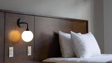 Quarto Duplo Deluxe, vista para o pátio | Secretária, secretária adequada para computadores portáteis