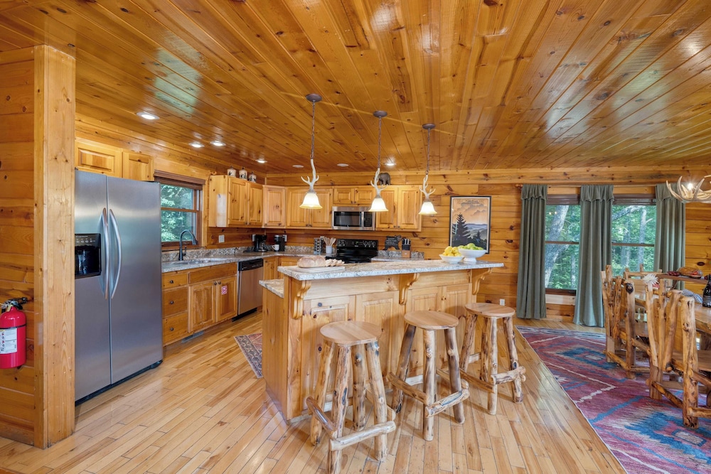 Big Bear Cove Hot Tub, Game Room, Fireplace + Smoky Mtn Views - Gatlinburg, TN