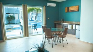 Suíte júnior, vista para a piscina | Opções para refeição no quarto