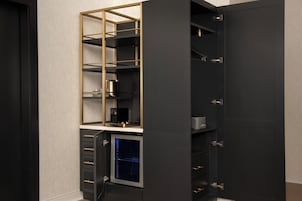 Roupa de alta qualidade, cofre no quarto, secretária