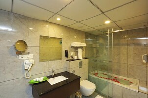 Suíte estúdio luxo | Cofres nos quartos, escrivaninha, cortinas blackout