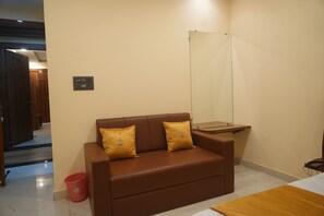 Quarto Duplo Superior, varanda, vista para a colina | Cofre no quarto, secretária