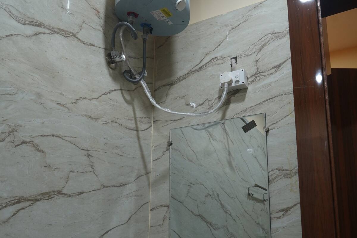 Quarto Duplo Superior, varanda, vista para a colina | Casa de banho | Um polibã, chinelos, toalhas fornecidas, sabão