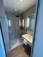 Quarto casal superior | Banheiro | Chuveiro, ducha de hidromassagem, secador de cabelo, toalhas de banho